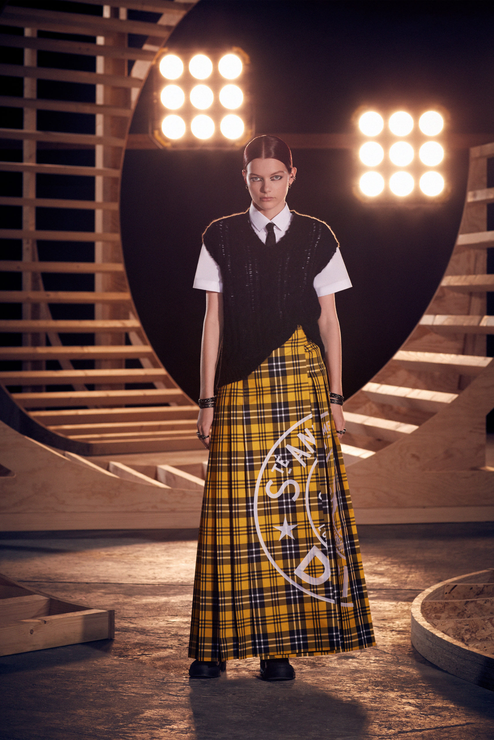 Dior Women's Fall 2022 : Les Femmes de l'ombre de Christian Dior