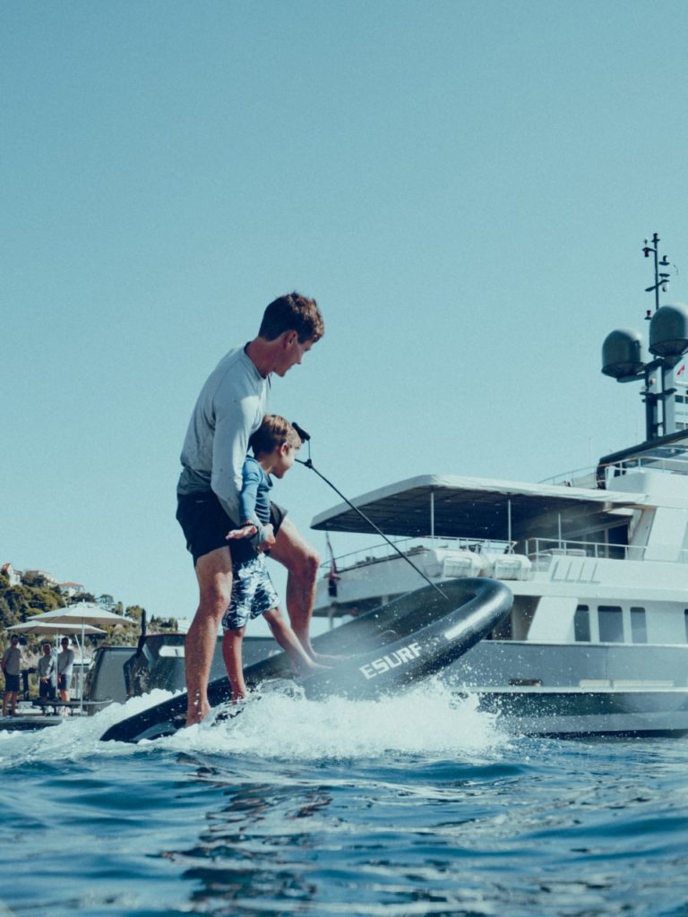 Esurf : Découverte du Surf motorisé à l'allure puissante et luxueuse le ...