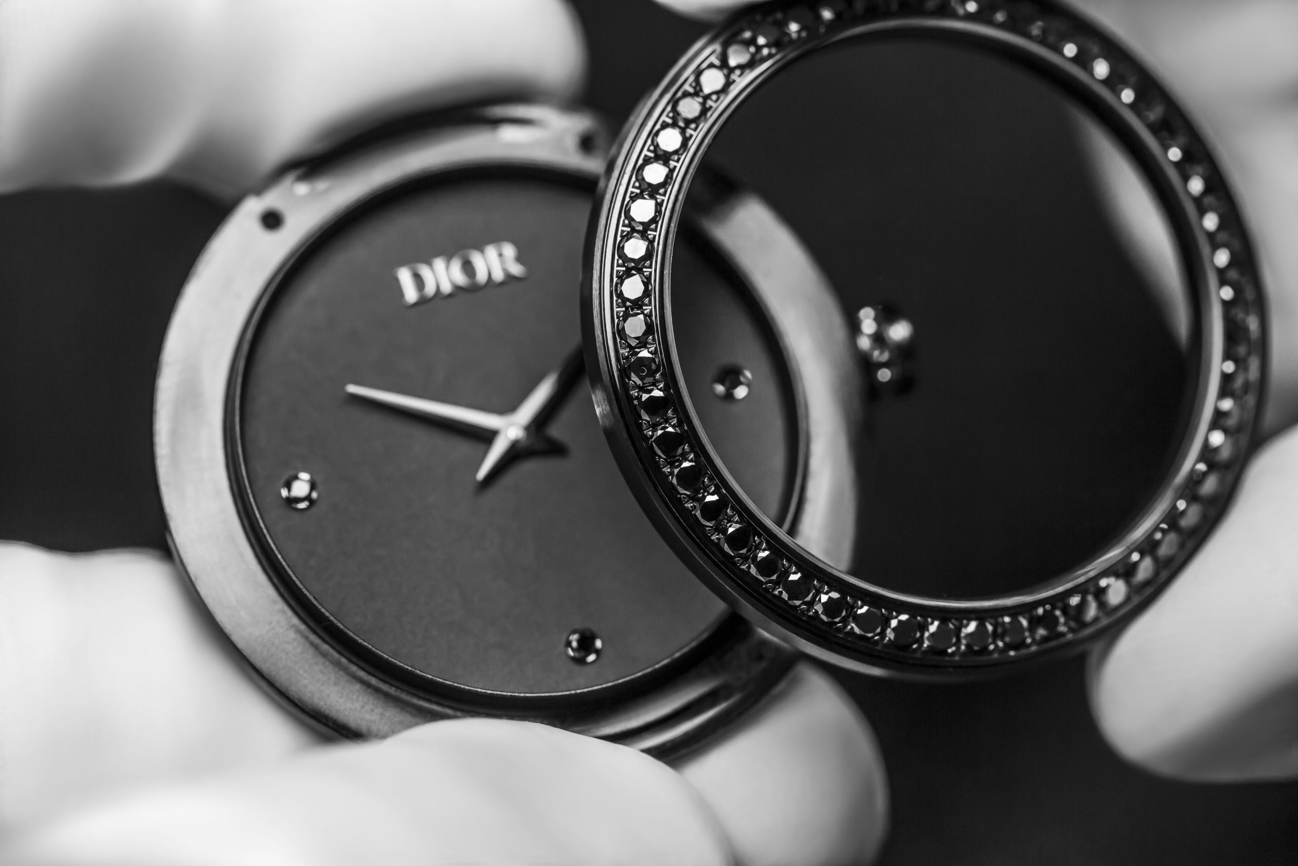 D de Dior Black Ultramate : Un nouveau garde-temps à l'allure intense